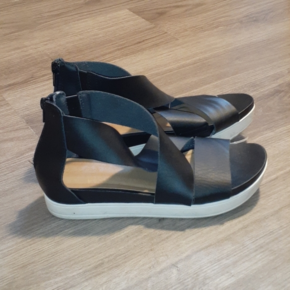 Universal Thread | Shoes | Black Sandals Universal Threads Hummingbird ...